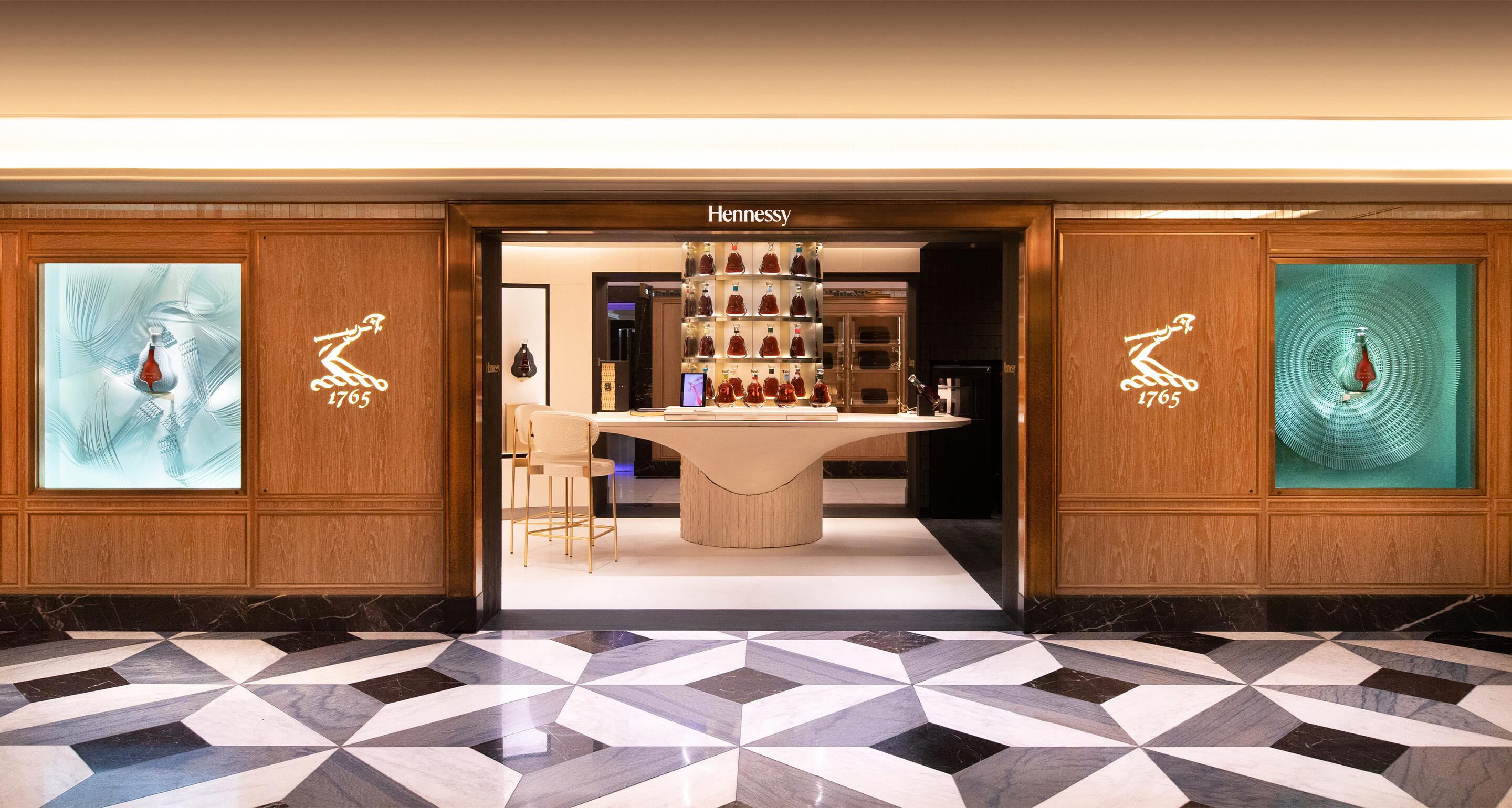 Nomadic cognac bar: Hennessy-Louis Vuitton creation - Hennessy